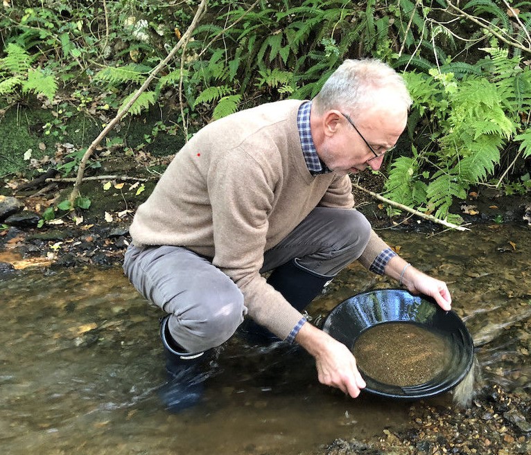 Professor Gregor Borg panning for gold in Cornwall (Foto – Nicolas ...