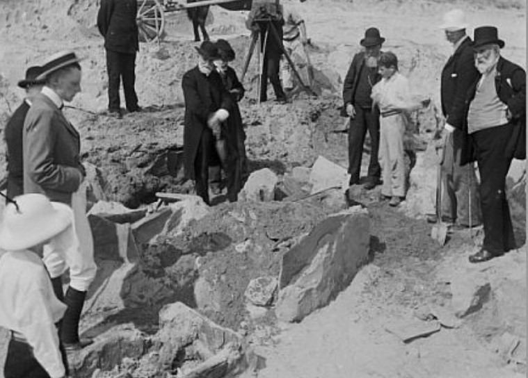 Wm Iago & J T Blight at Harlyn Bay excavation 1900 - Kowethas Ertach Kernow
